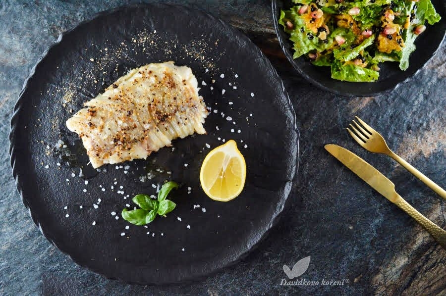 Treska na citronovém pepři se salátem s černým sezamem a grilovaným ...