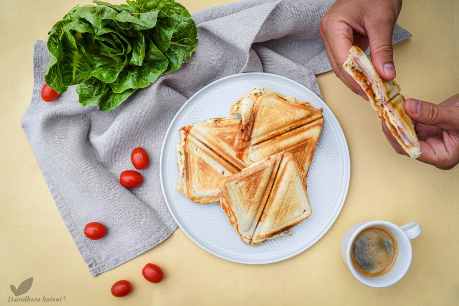 Zapečené toasty se šunkou a sýrem - Koření od Davídka s.r.o.